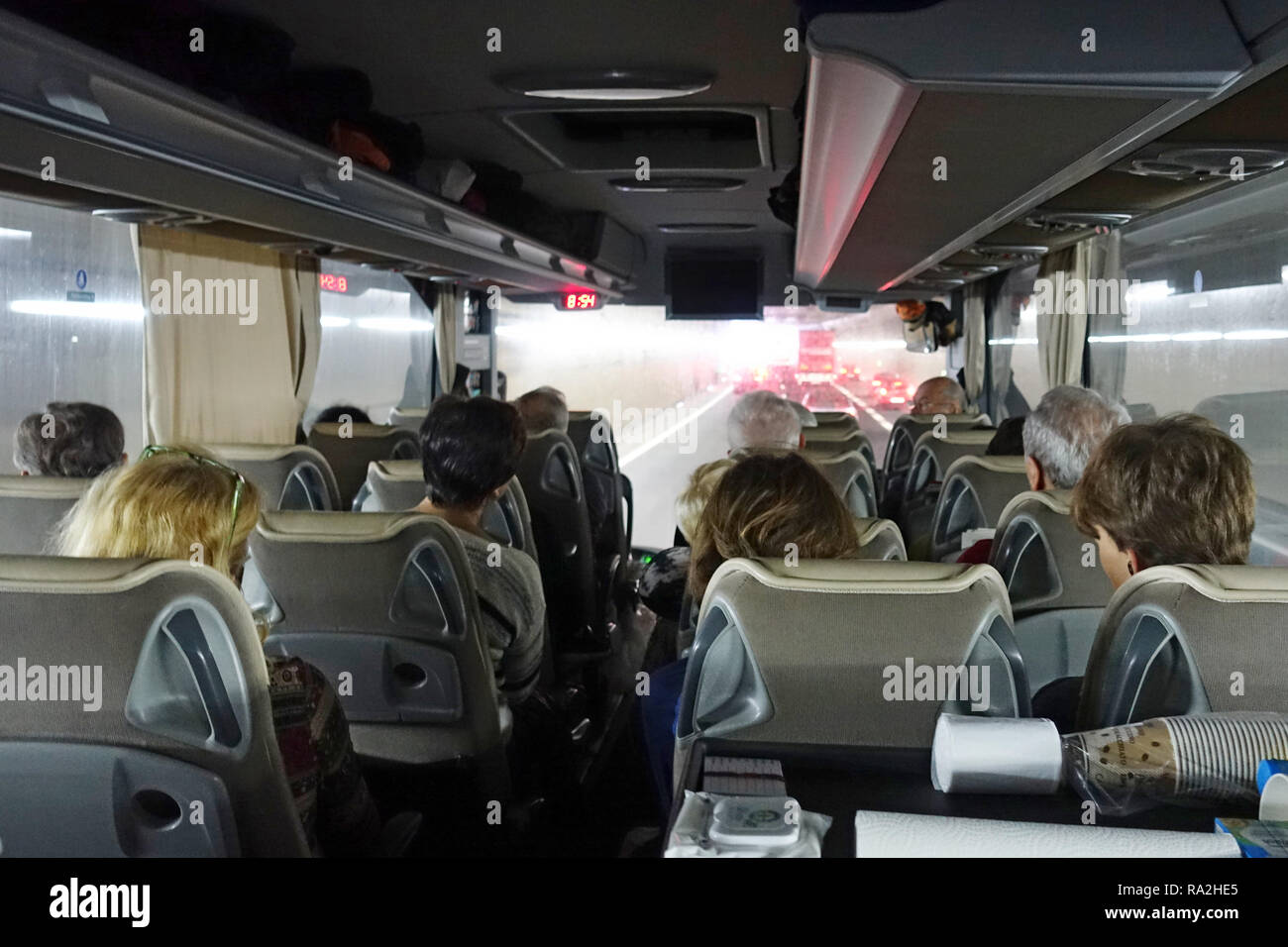 10.02.2018, Tirol, Endach, Oesterreich, Menschen fahren in einem ...