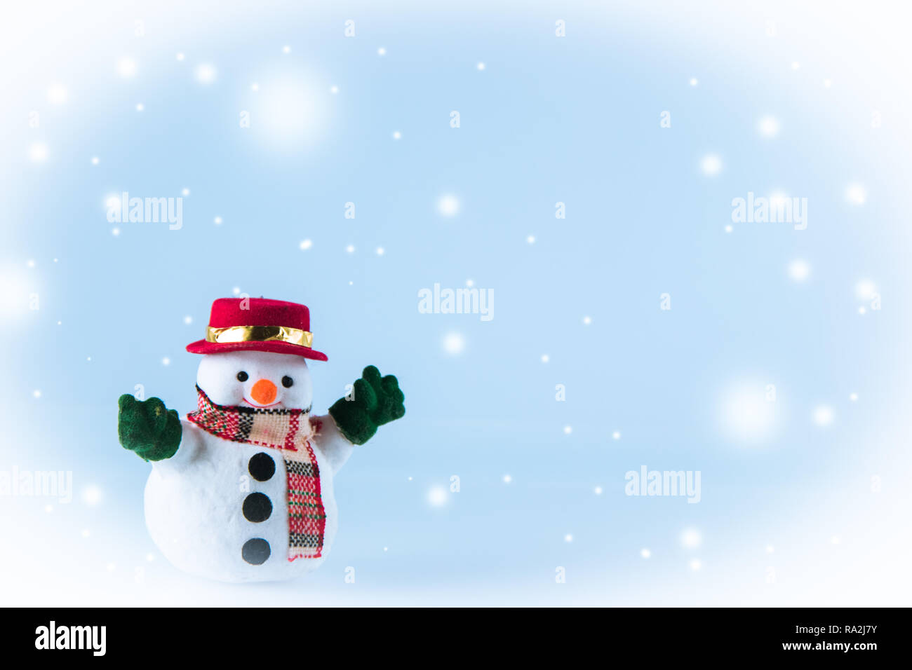 Falling snow on snowman hi-res stock photography and images - Alamy