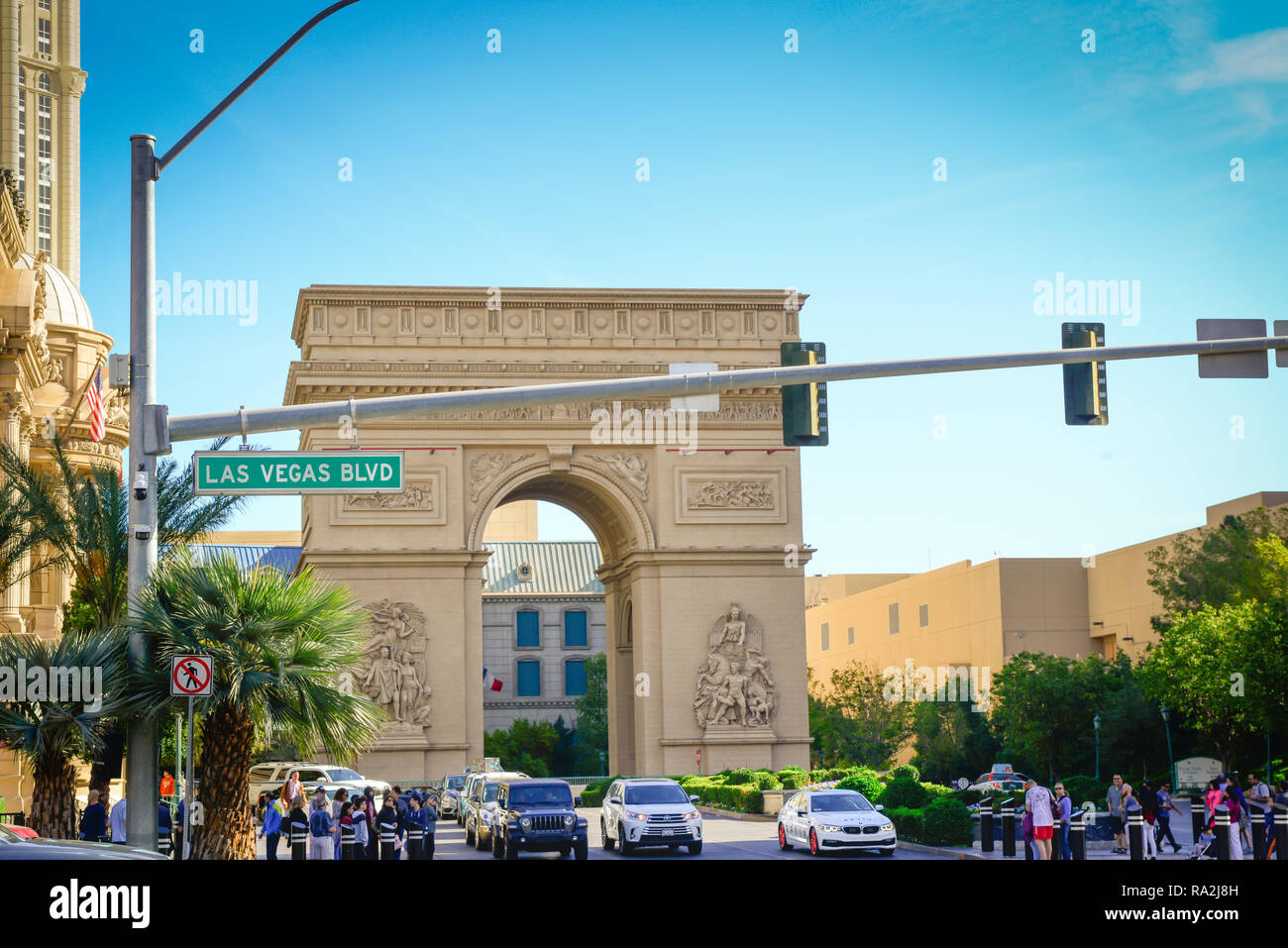 The Arc de Triomphe replica, or the Arch of Triumph, on the Las Vegas ...