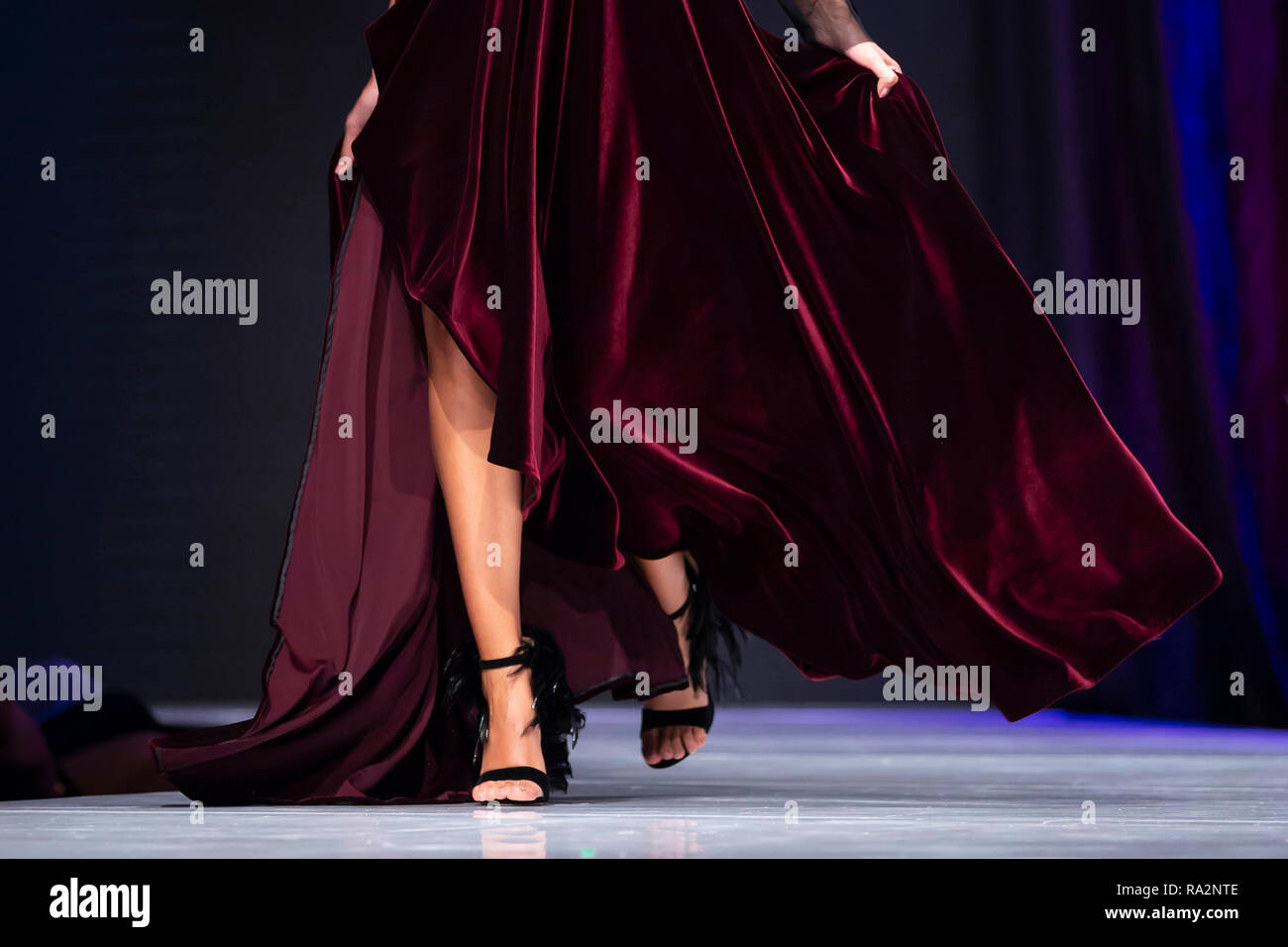 Show legs hi-res stock photography and images - Alamy