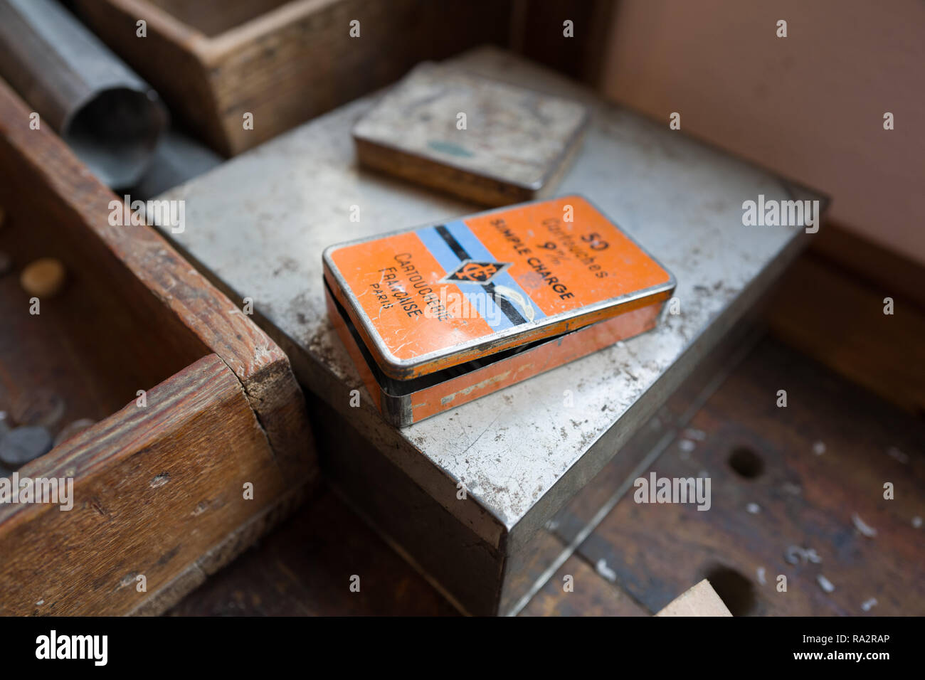 Abandoned workshop hi-res stock photography and images - Alamy