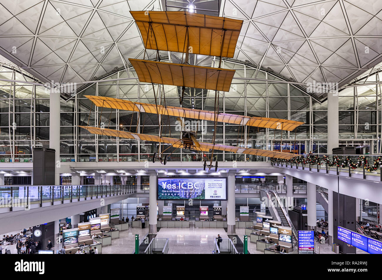 Hong kong airport interior hi-res stock photography and images - Alamy