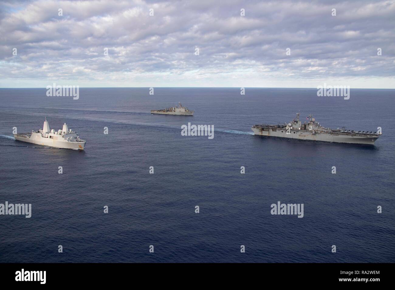 The U.S. Navy Wasp-class amphibious assault ship USS Kearsarge leads a ...