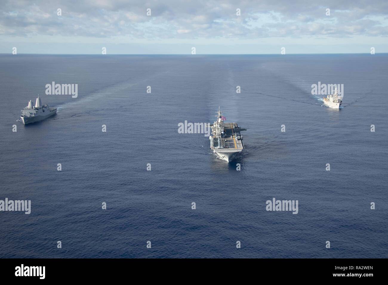 The U.S. Navy Wasp-class amphibious assault ship USS Kearsarge leads a ...