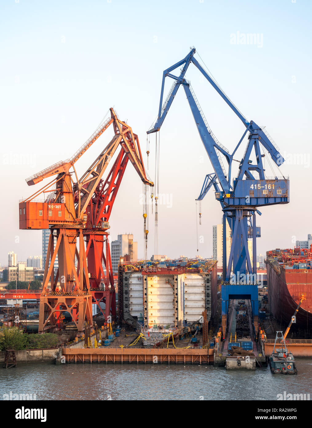 China shipbuilding hi-res stock photography and images - Alamy