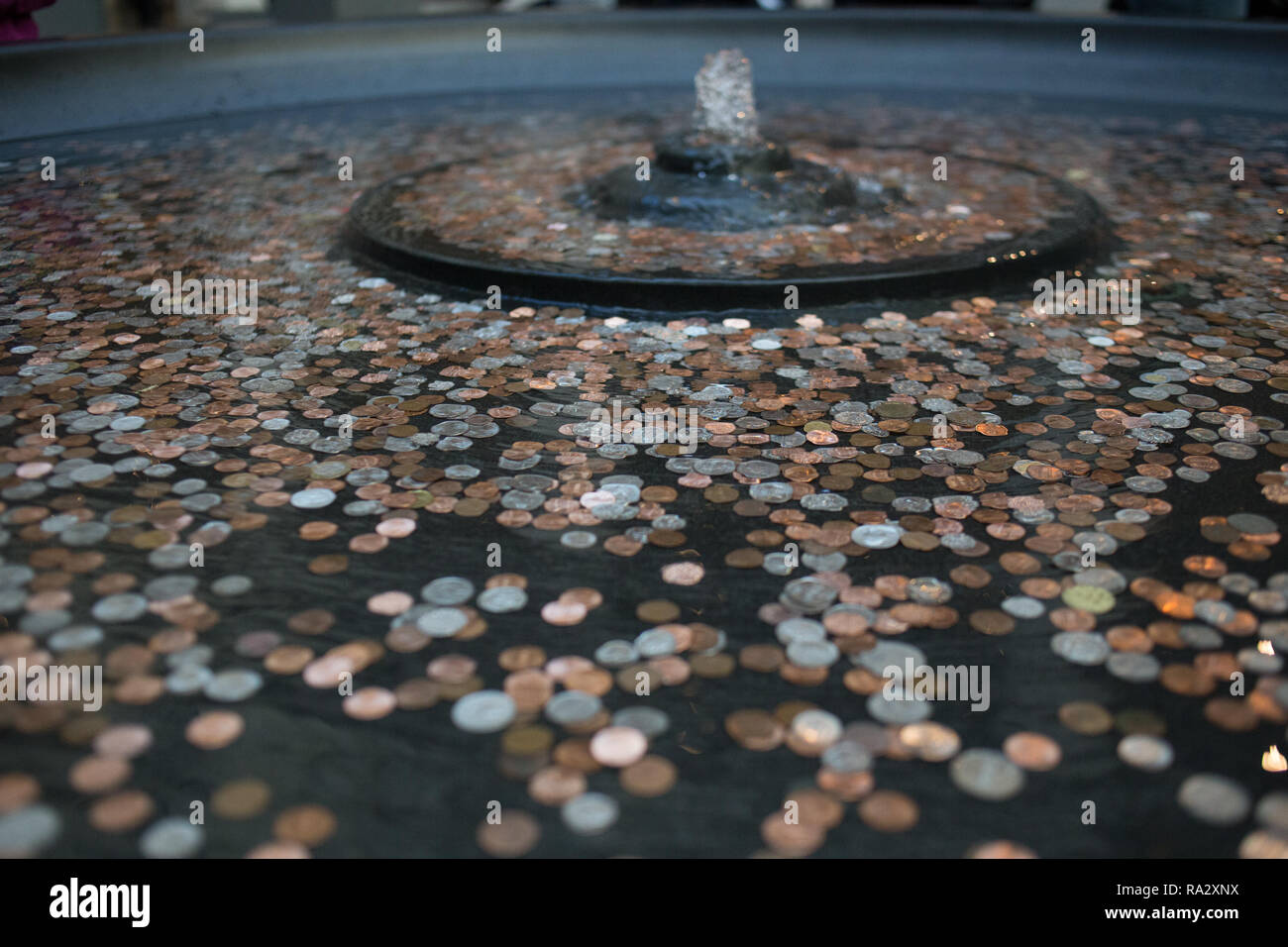 People throwing coins into fountain hi-res stock photography and images ...