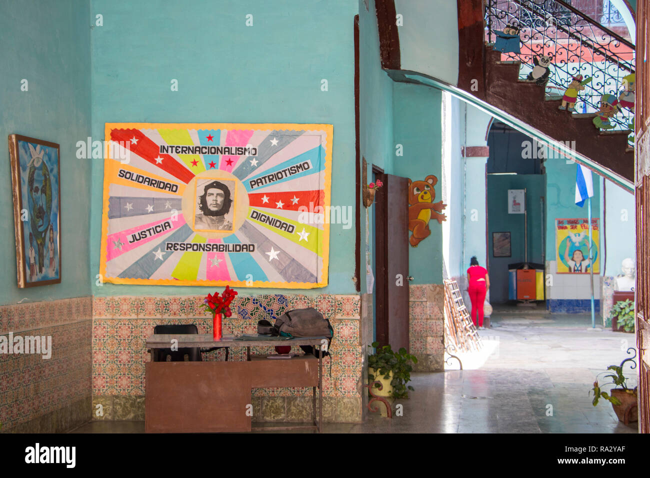che guevara wall hanging in interior of cuban home building Stock Photo ...