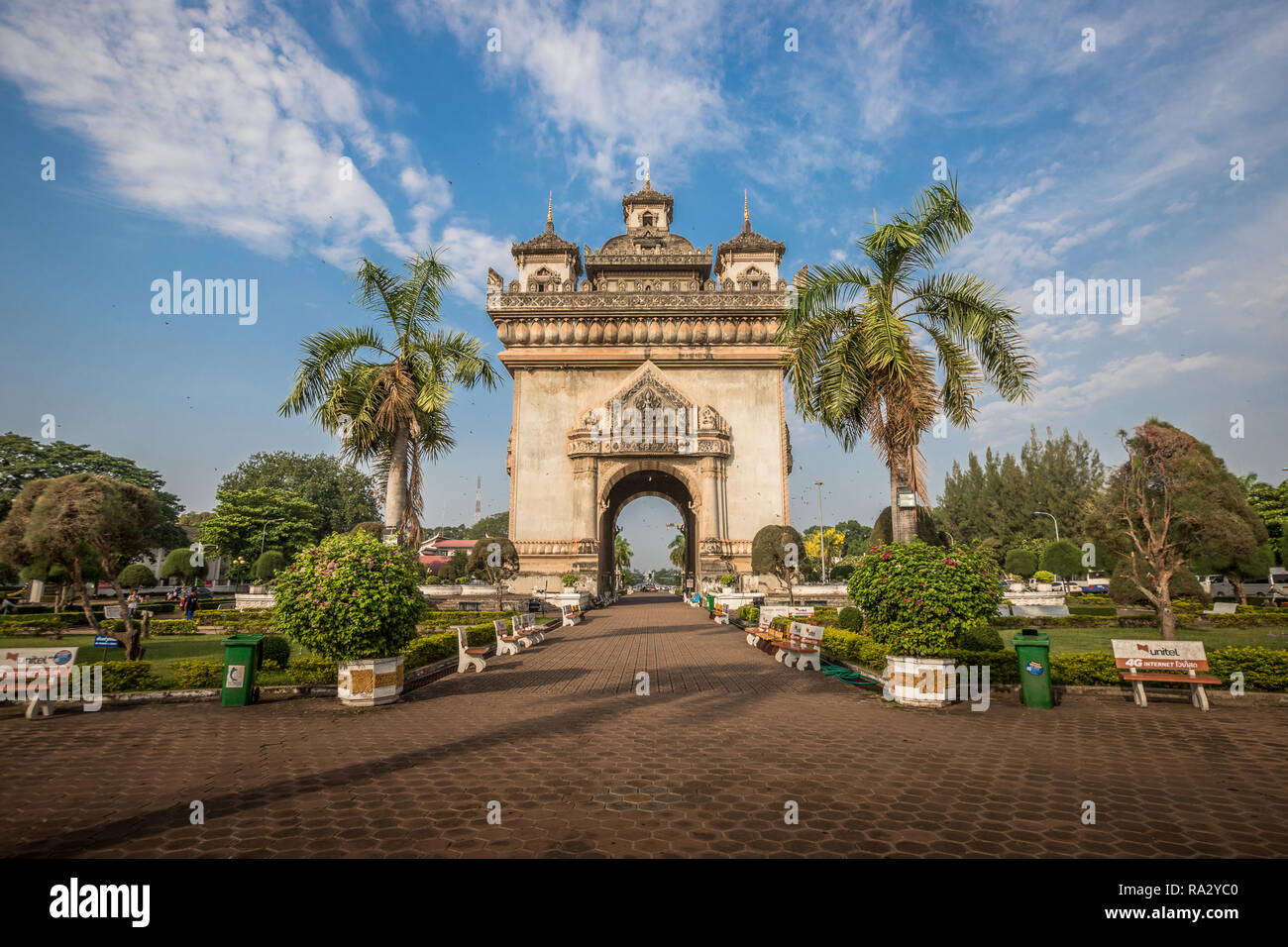 Facade of Patuxia Arch in Vientiane Laos Stock Photo - Alamy