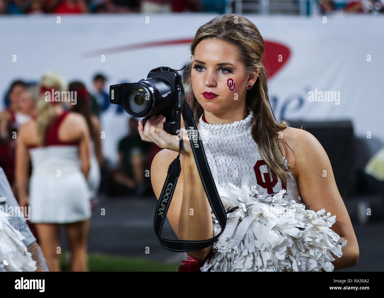 Alabama crimson tide cheerleaders hi-res stock photography and images ...