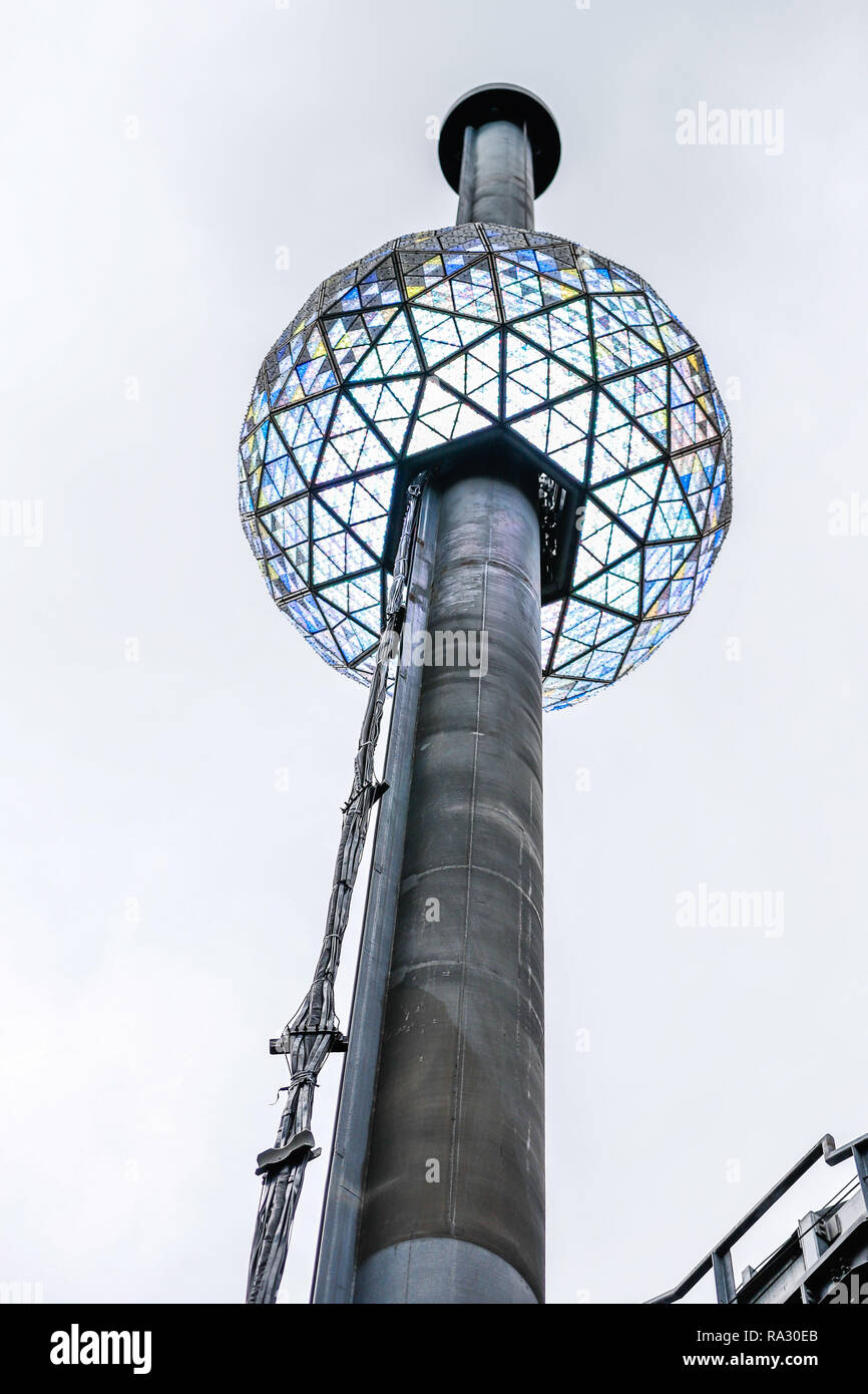 New York, New York, USA. 30th Dec, 2018. Light test is performed on the ...