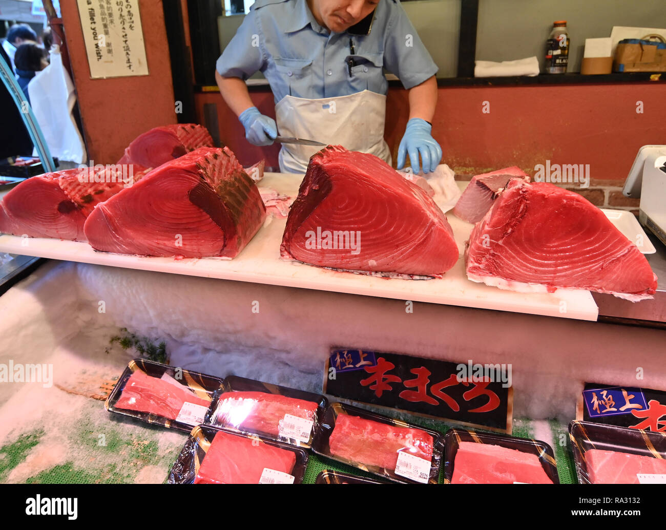 Tokyo, Japan. 30th Dec, 2018. Although the fish market has moved to its ...