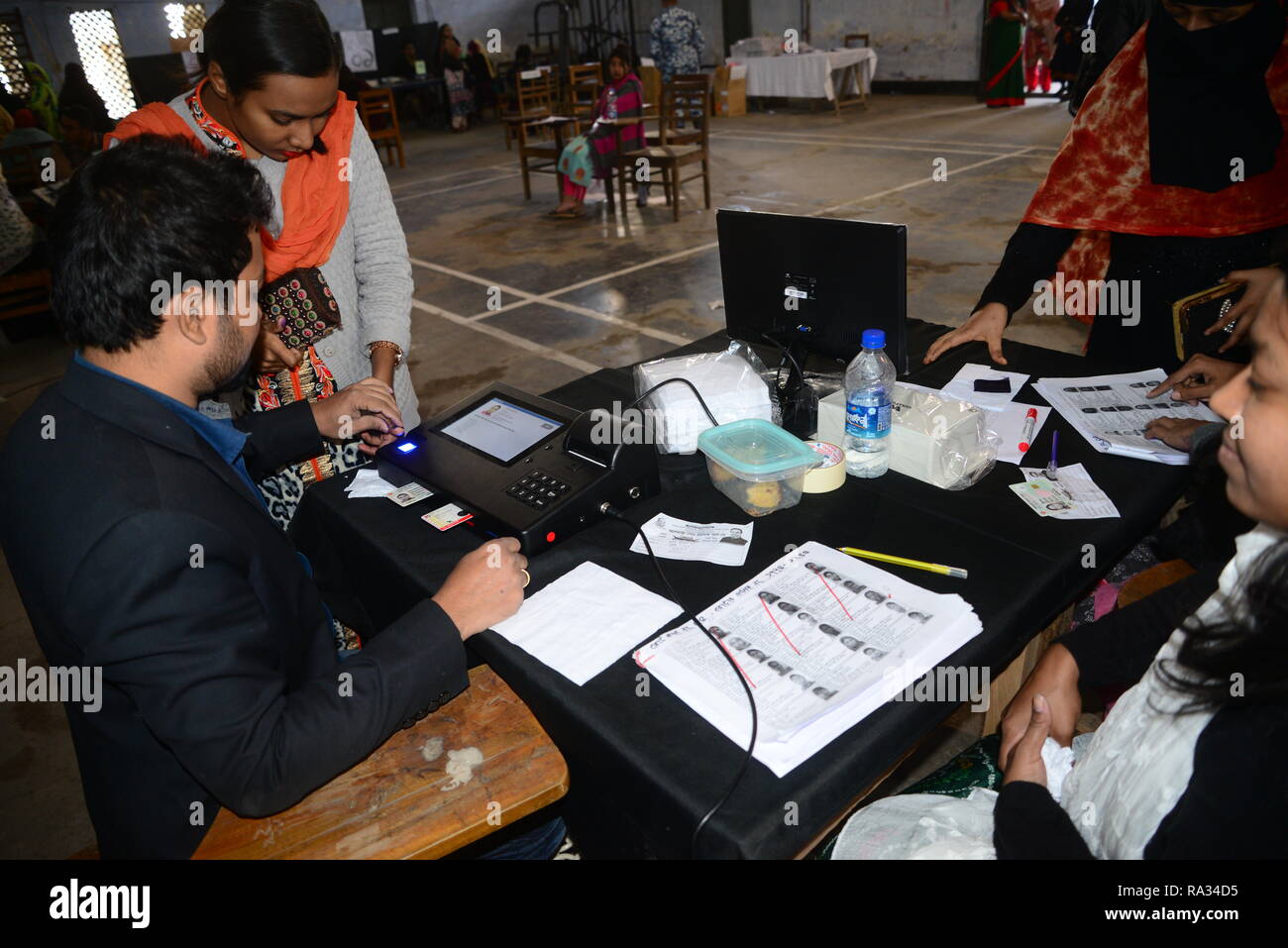 Dhaka, Bangladesh. 30th Dec, 2018. Bangladeshi voters cast their vote ...