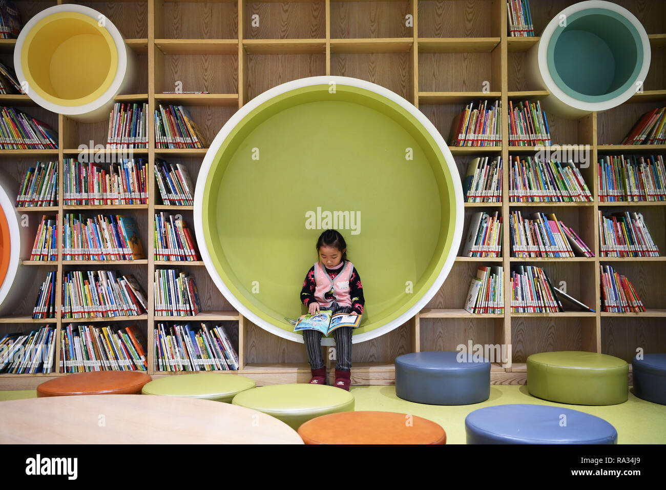 Taiyuan, China's Shanxi Province. 31st Dec, 2018. A girl reads in a ...