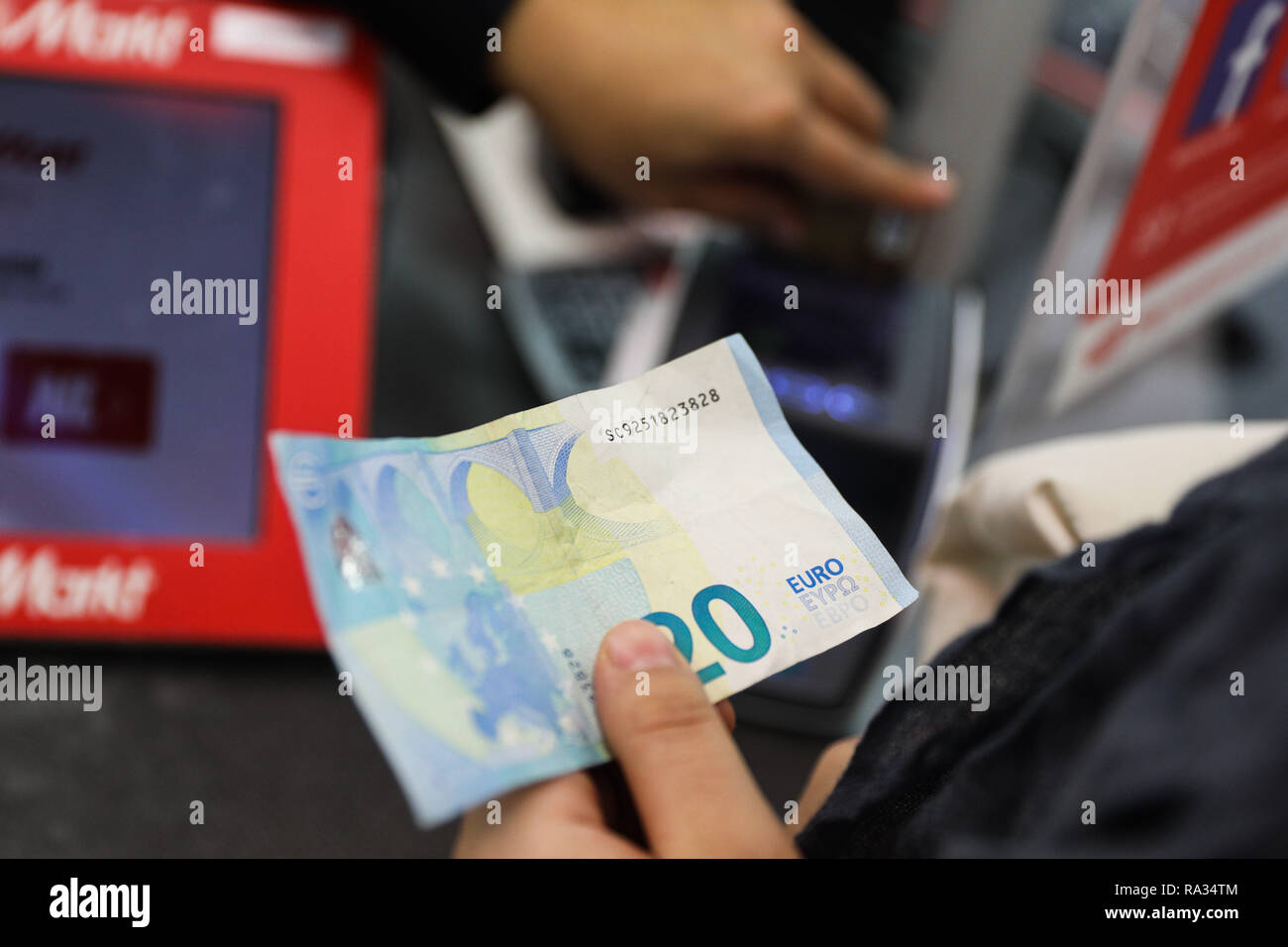 1 euro store hi-res stock photography and images - Alamy