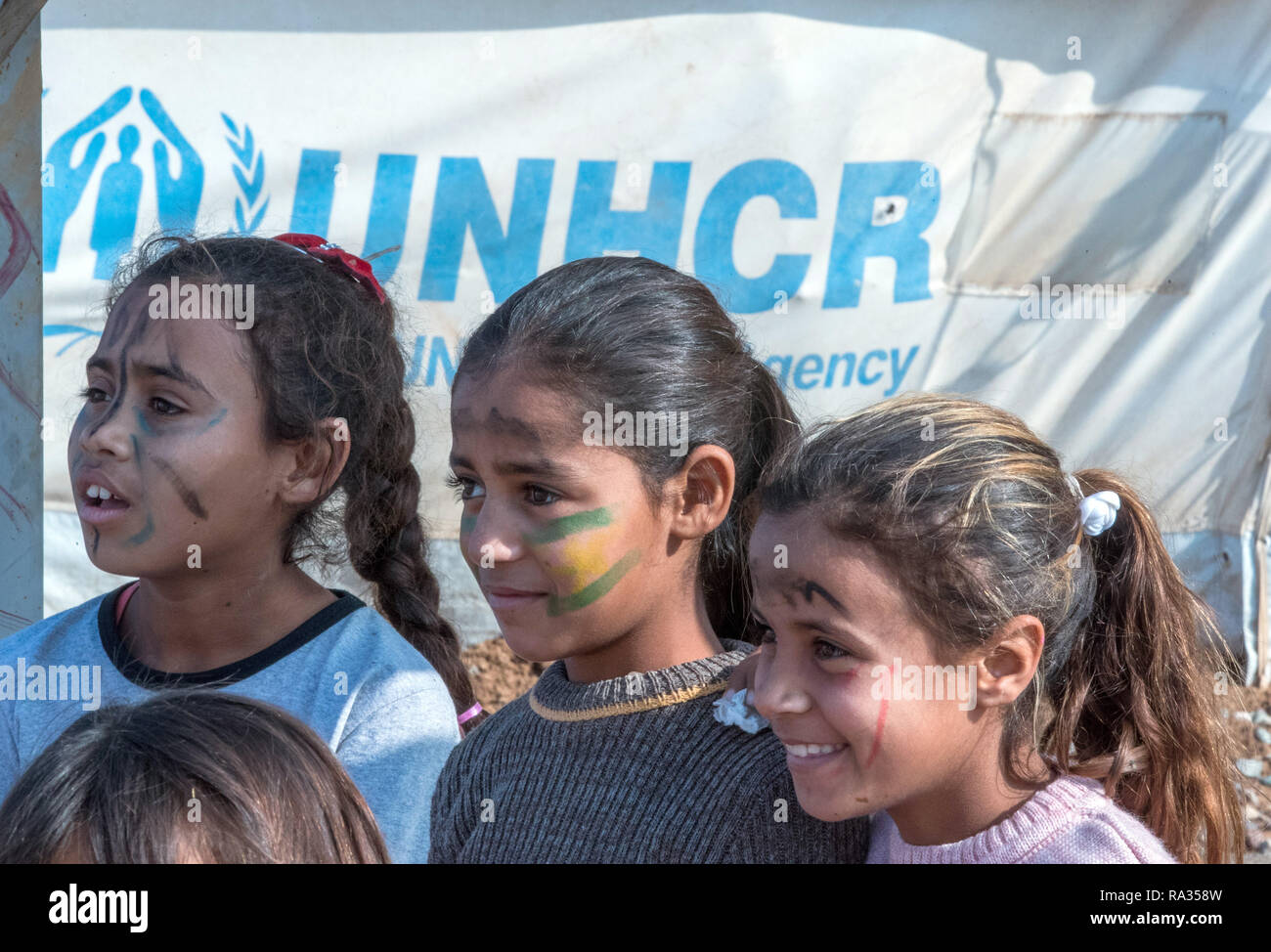 Hasan Sham, Iraq. 19th Dec, 2018. Girls sit in front of a UNHCR refugee ...