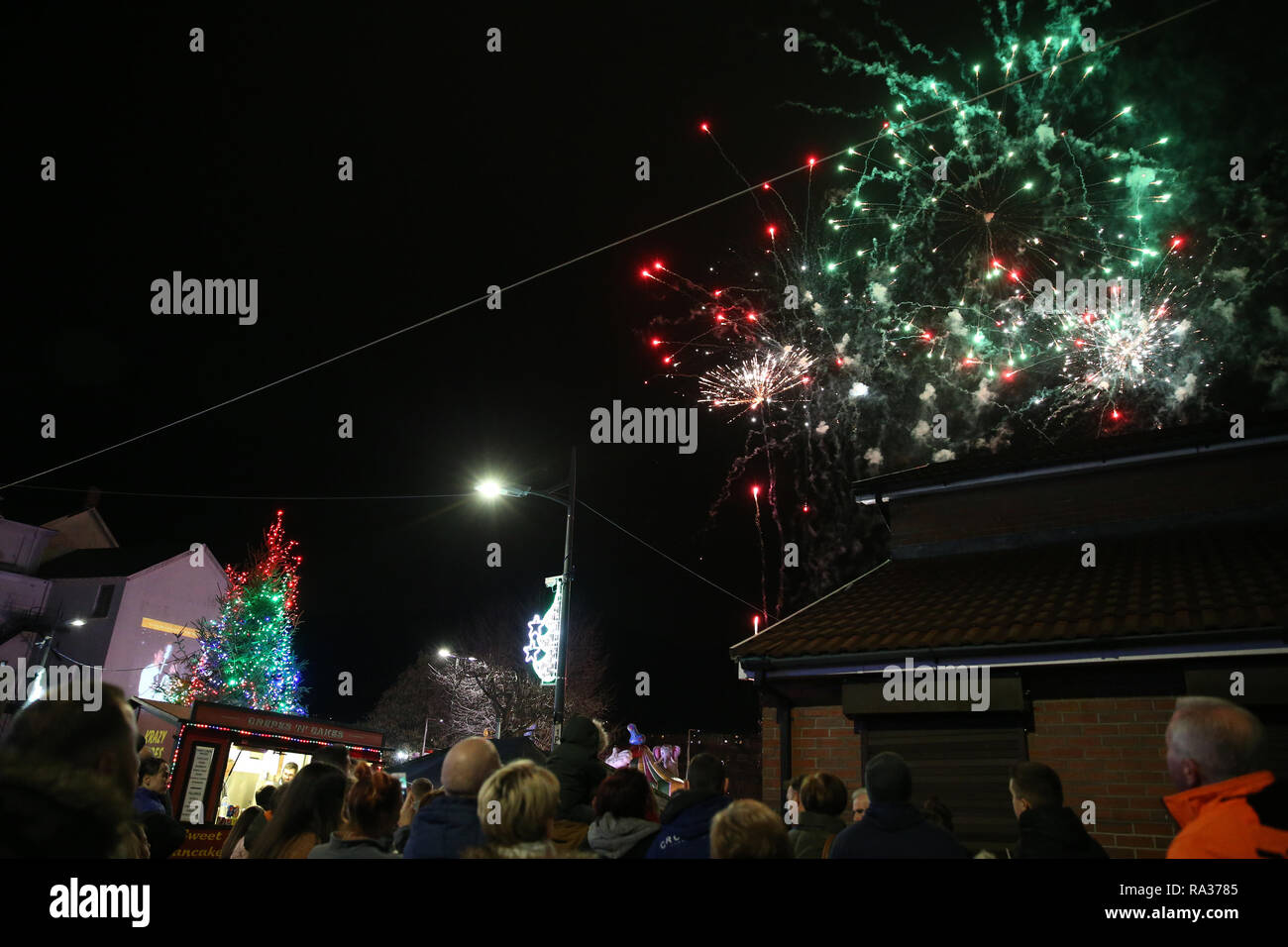 Mountain Ash, Wales, UK 31st December 2018. the crowd watch a fireworks ...
