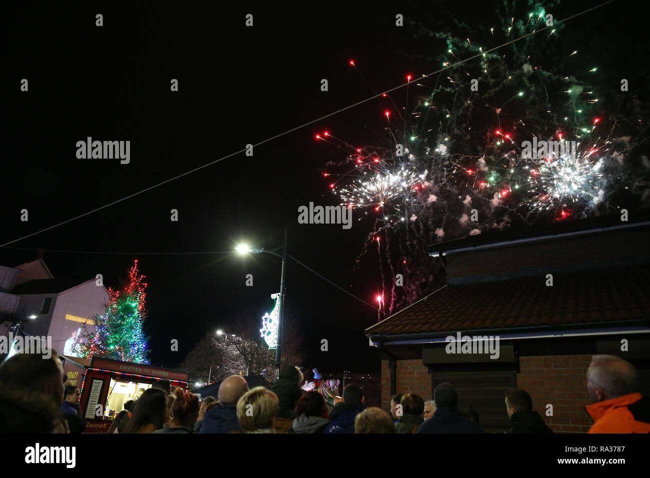 Mountain Ash, Wales, UK 31st December 2018. the crowd watch a fireworks ...