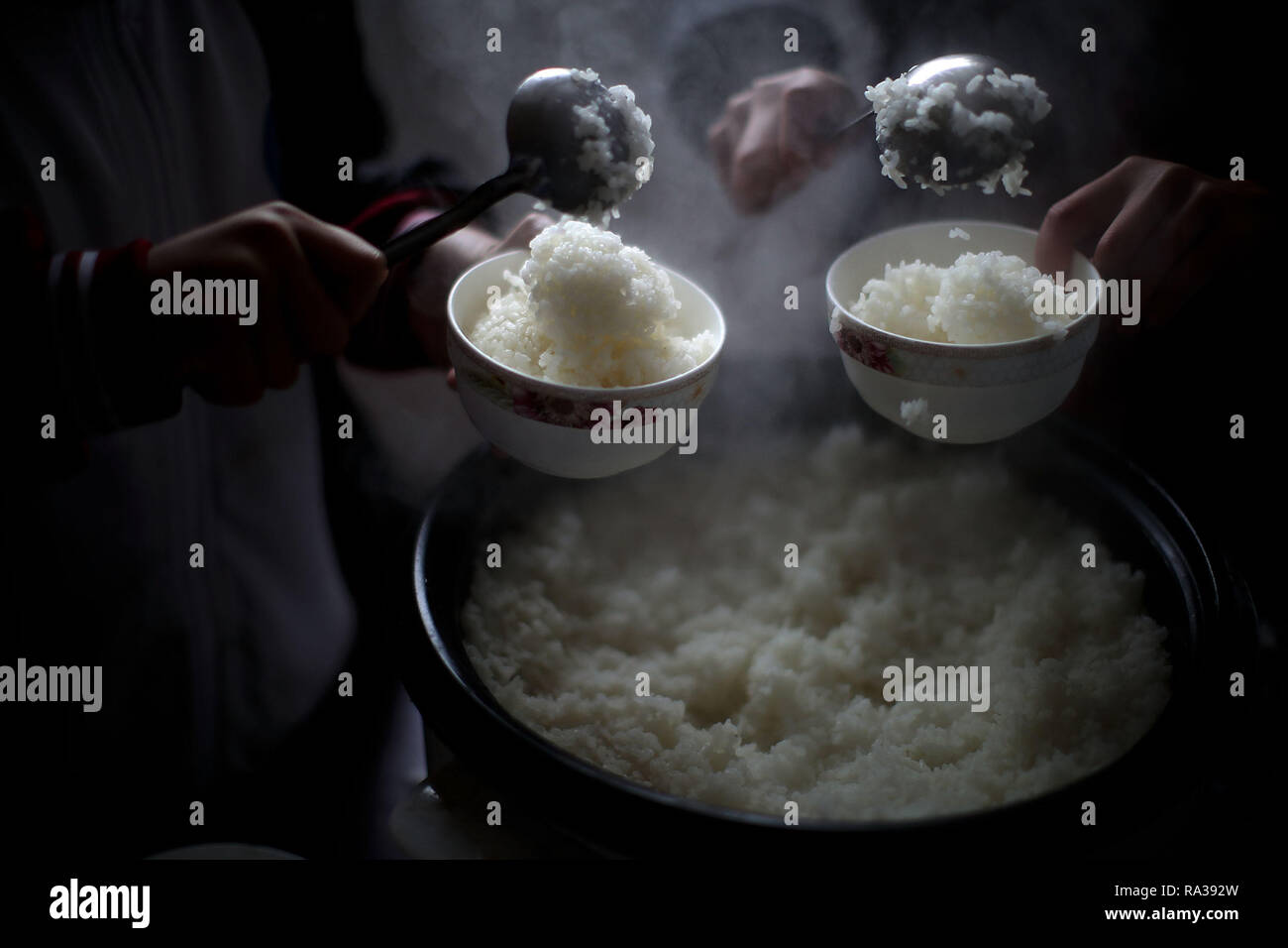 (190101) -- JULIAN, JAN. 1, 2019 (Xinhua) -- Girls fill bowls with rice ...