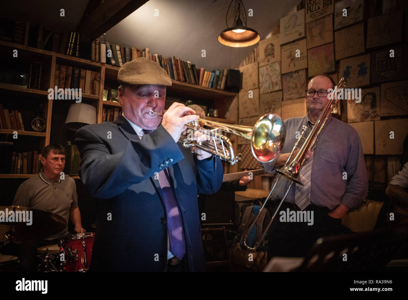 Blacked out windows hi-res stock photography and images - Alamy