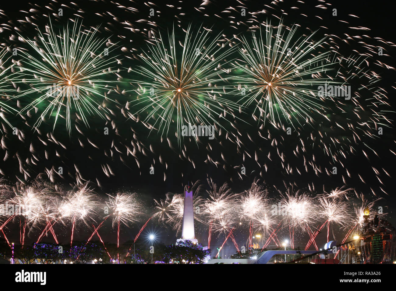 Phnom Penh, Cambodia. 1st Jan, 2019. Fireworks light up the sky over ...
