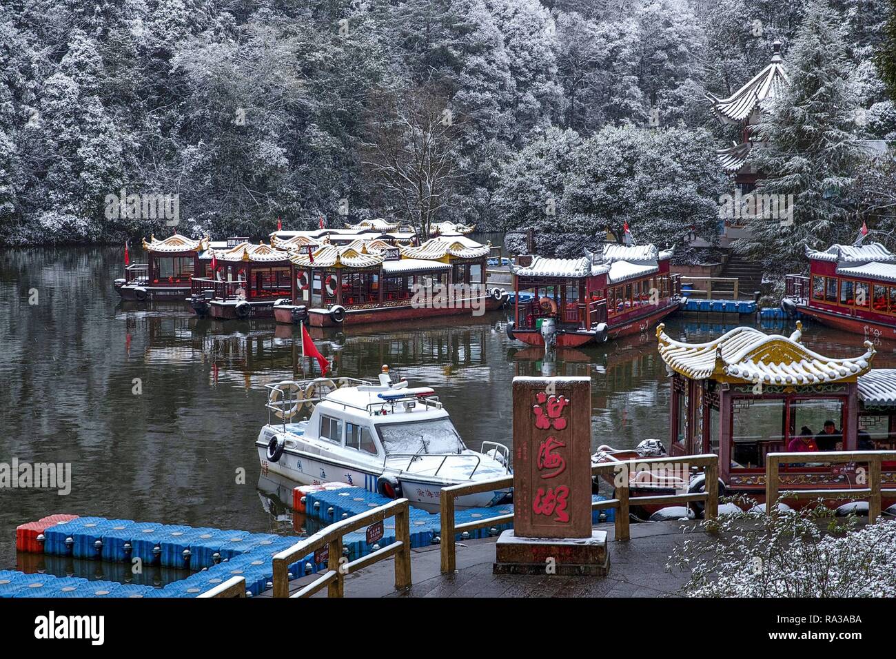 Chongqing, Chongqing, China. 1st Jan, 2019. Chongqing, CHINA-Snowfall ...