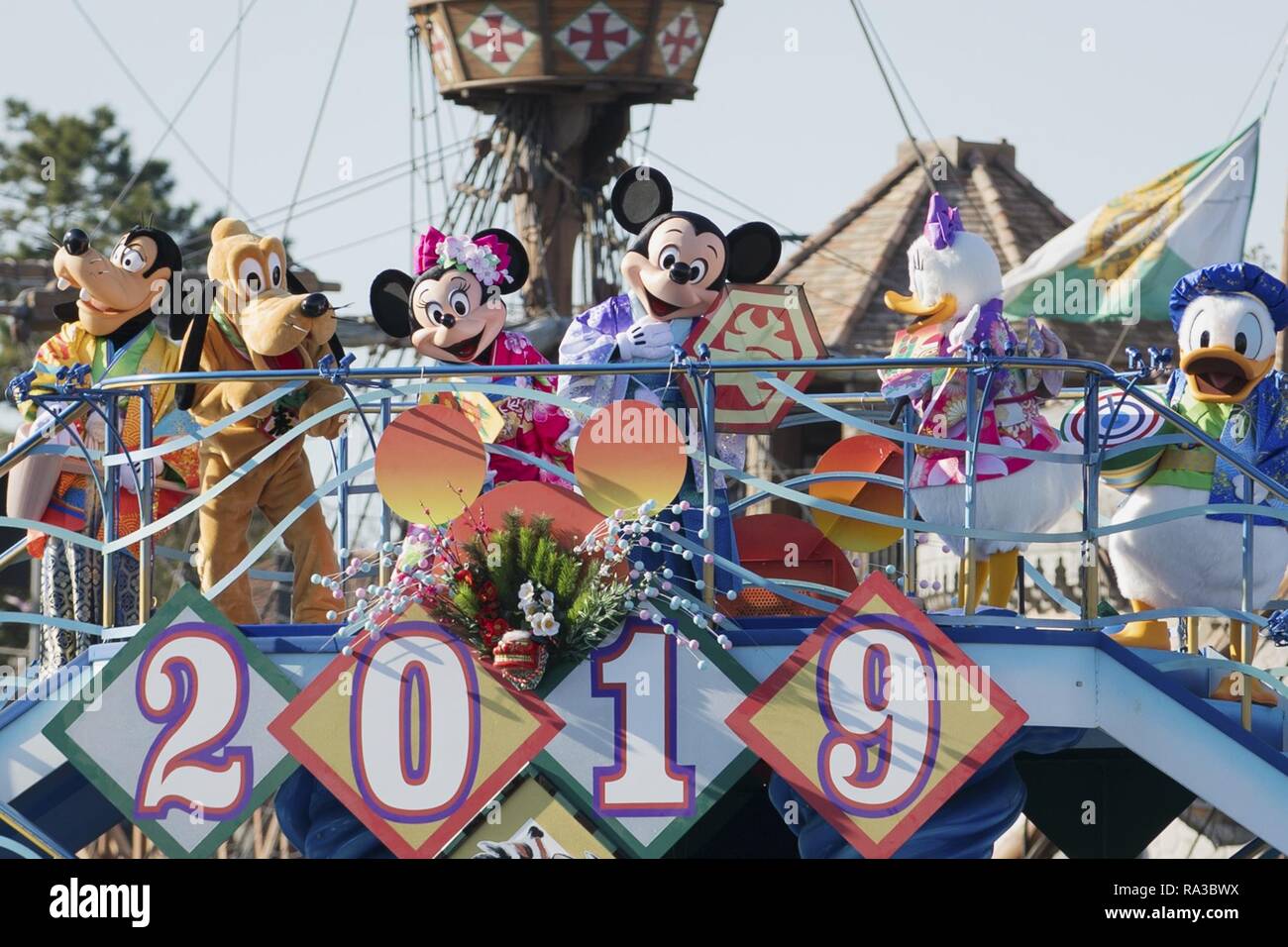 Chiba, Japan. 1st Jan, 2019. Disney characters react on a parade float ...