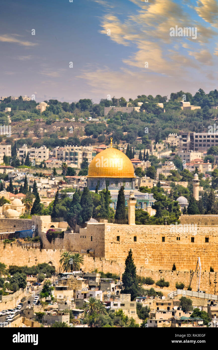 Holy gold golden dome jerusalem cityscape old city Stock Photo - Alamy