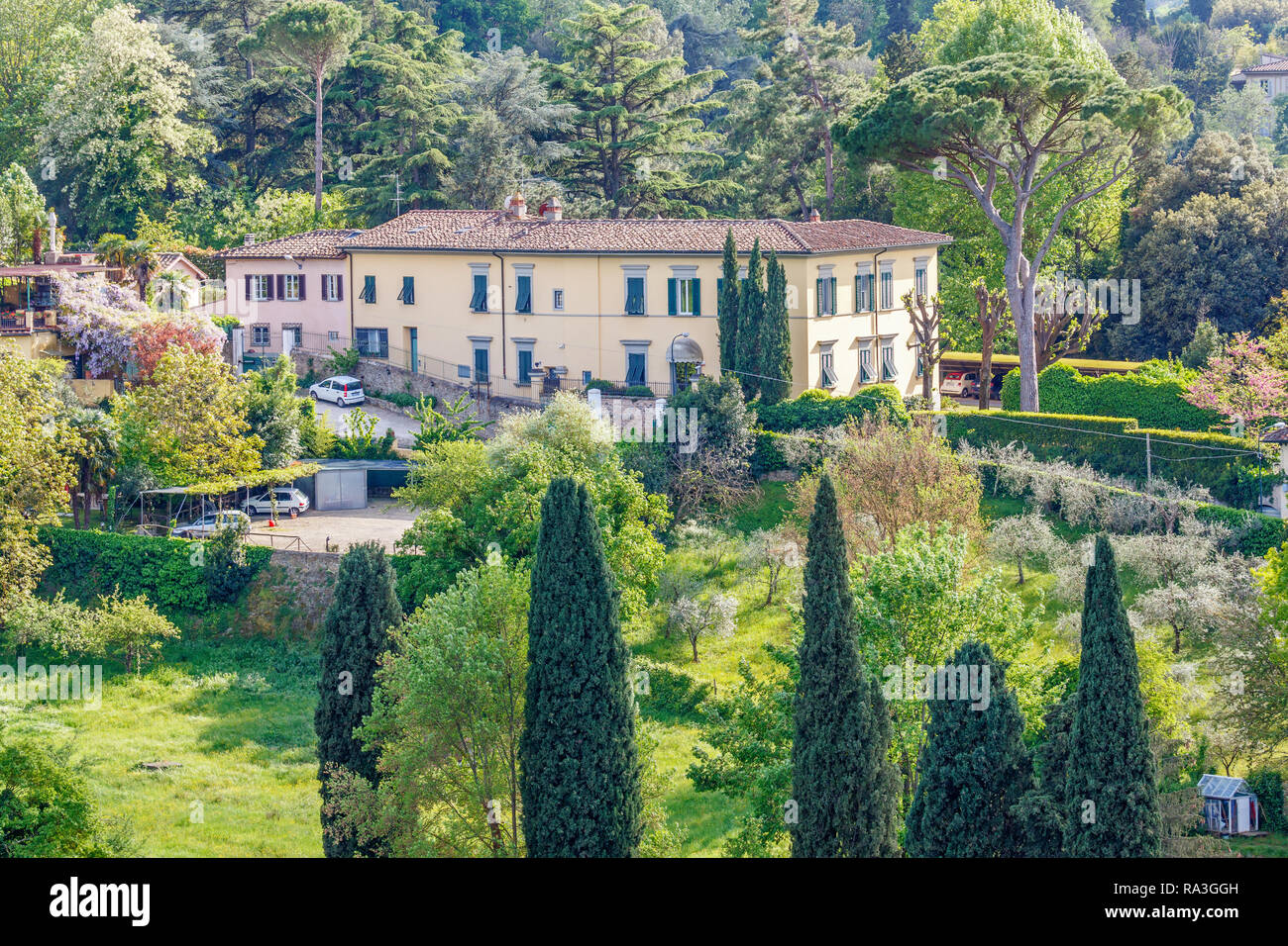 Villa in the countryside hi-res stock photography and images - Alamy