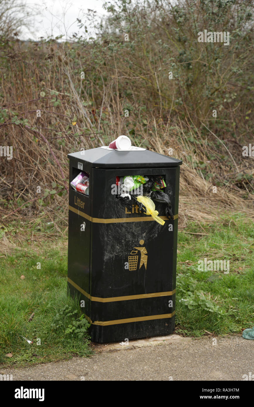 Overflowing litter bin in Worcester, England, UK Stock Photo - Alamy