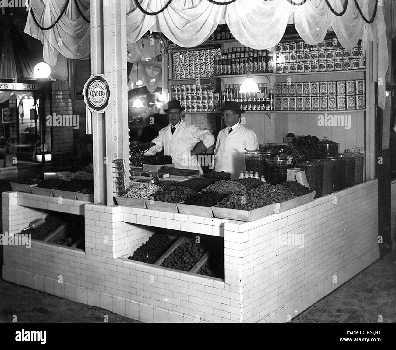 Early 1900s grocery store hi-res stock photography and images - Alamy