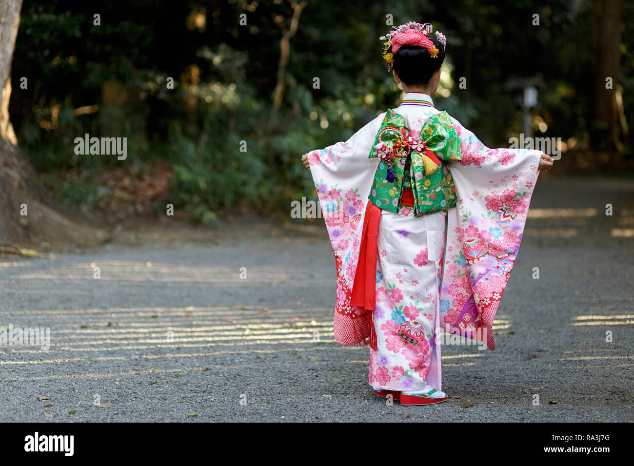 Japanese girl wearing kimono hi-res stock photography and images - Alamy