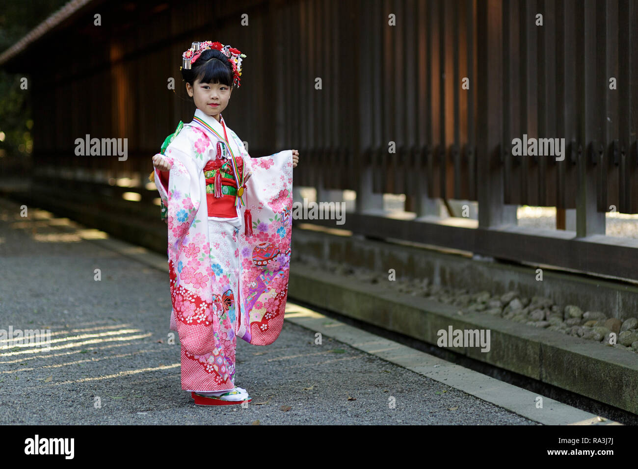 Japanese girl wearing kimono hi-res stock photography and images - Alamy
