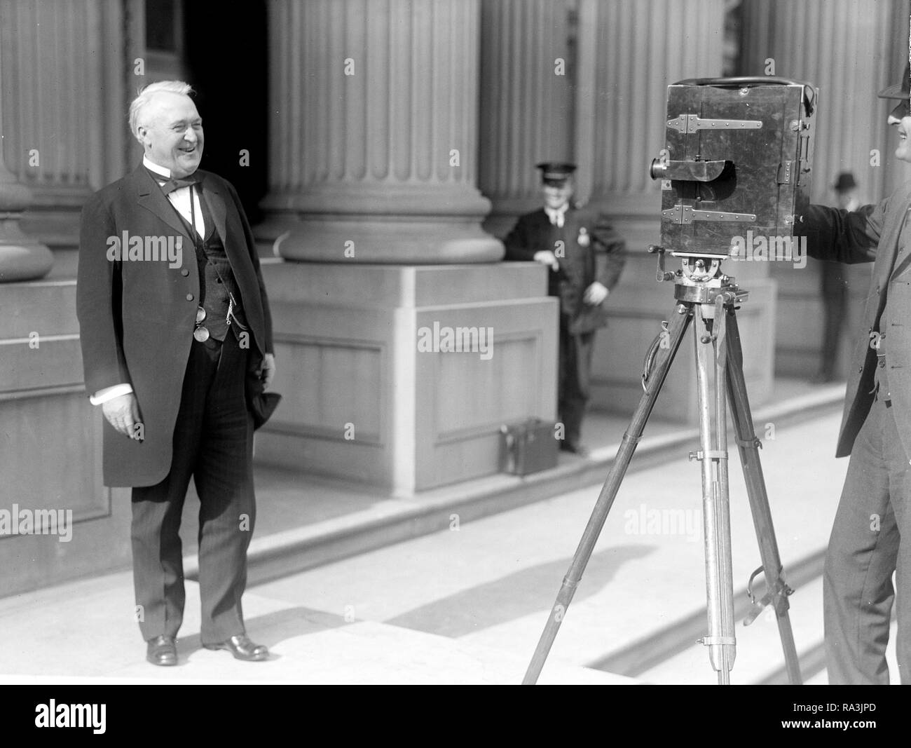 Early 1900s movie camera hi-res stock photography and images - Alamy