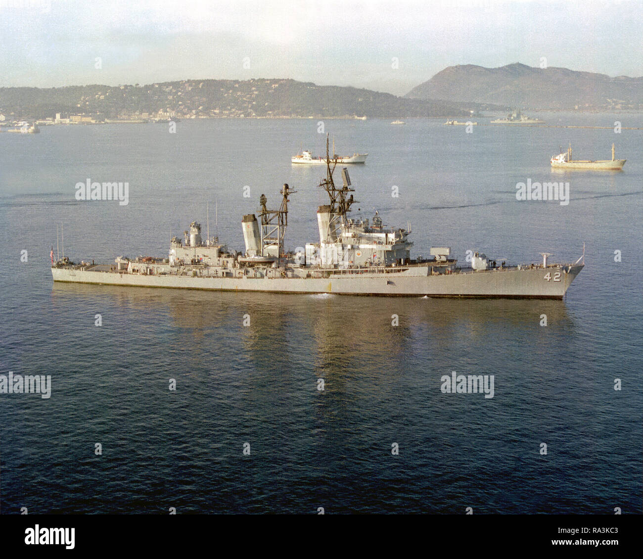 1979 - A starboard view of the guided missile destroyer USS MAHAN (DDG ...