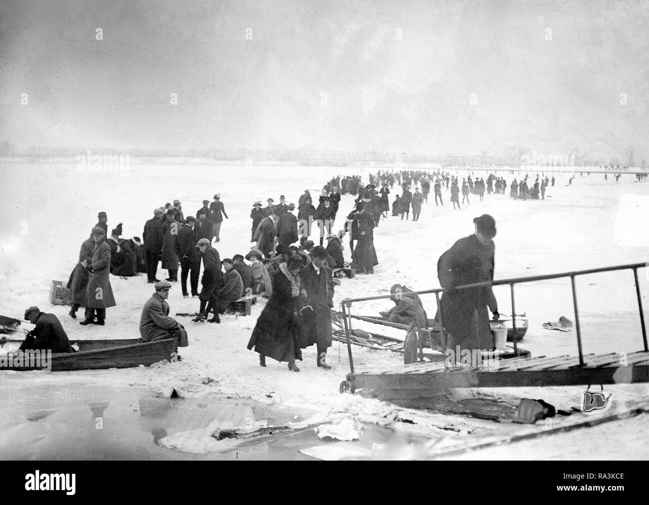 Early 1900s people walking hi-res stock photography and images - Alamy