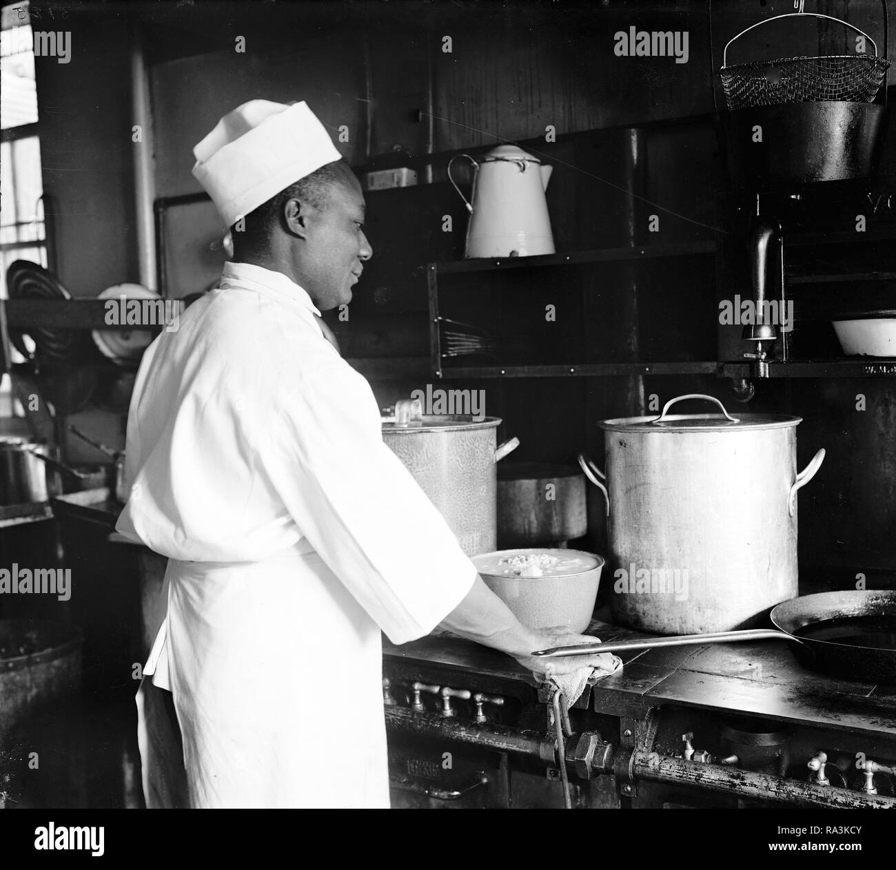 Chef in kitchen 1900s hi-res stock photography and images - Alamy