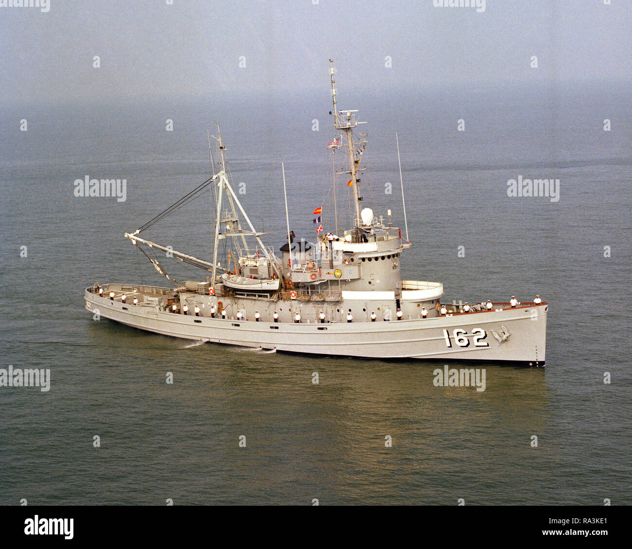 1979 - A starboard bow view of the fleet ocean tug USS SHAKORI (ATF 162 ...