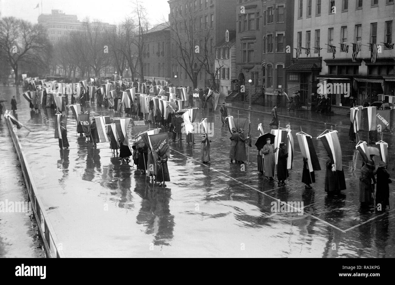 Suffragettes marching hi-res stock photography and images - Alamy