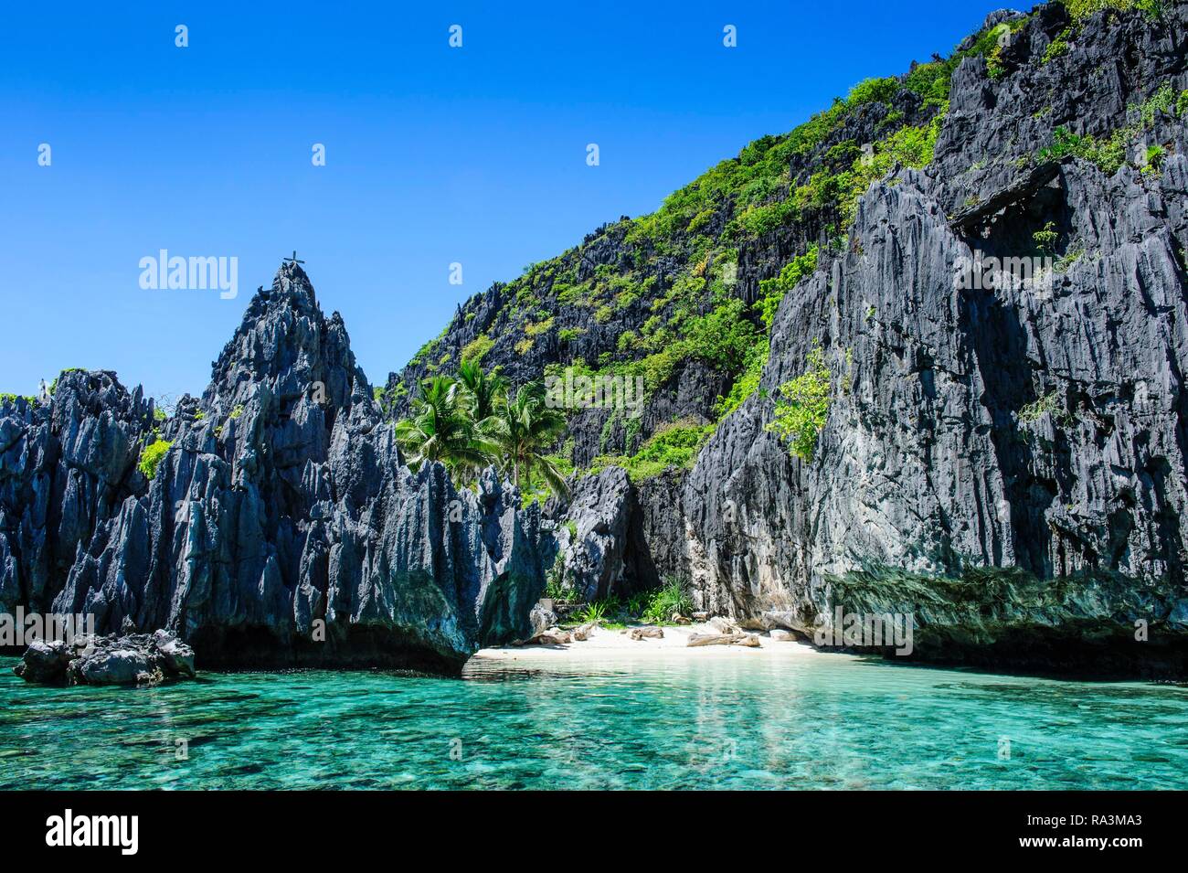 Coast with limestones, Bacuit archipelago, El Nido, Palawan ...
