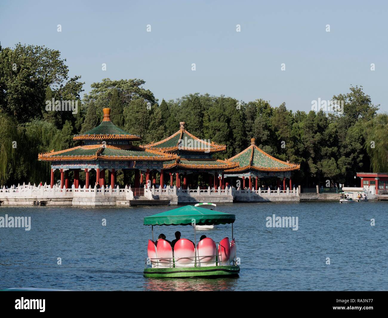Dragon china building hi-res stock photography and images - Alamy