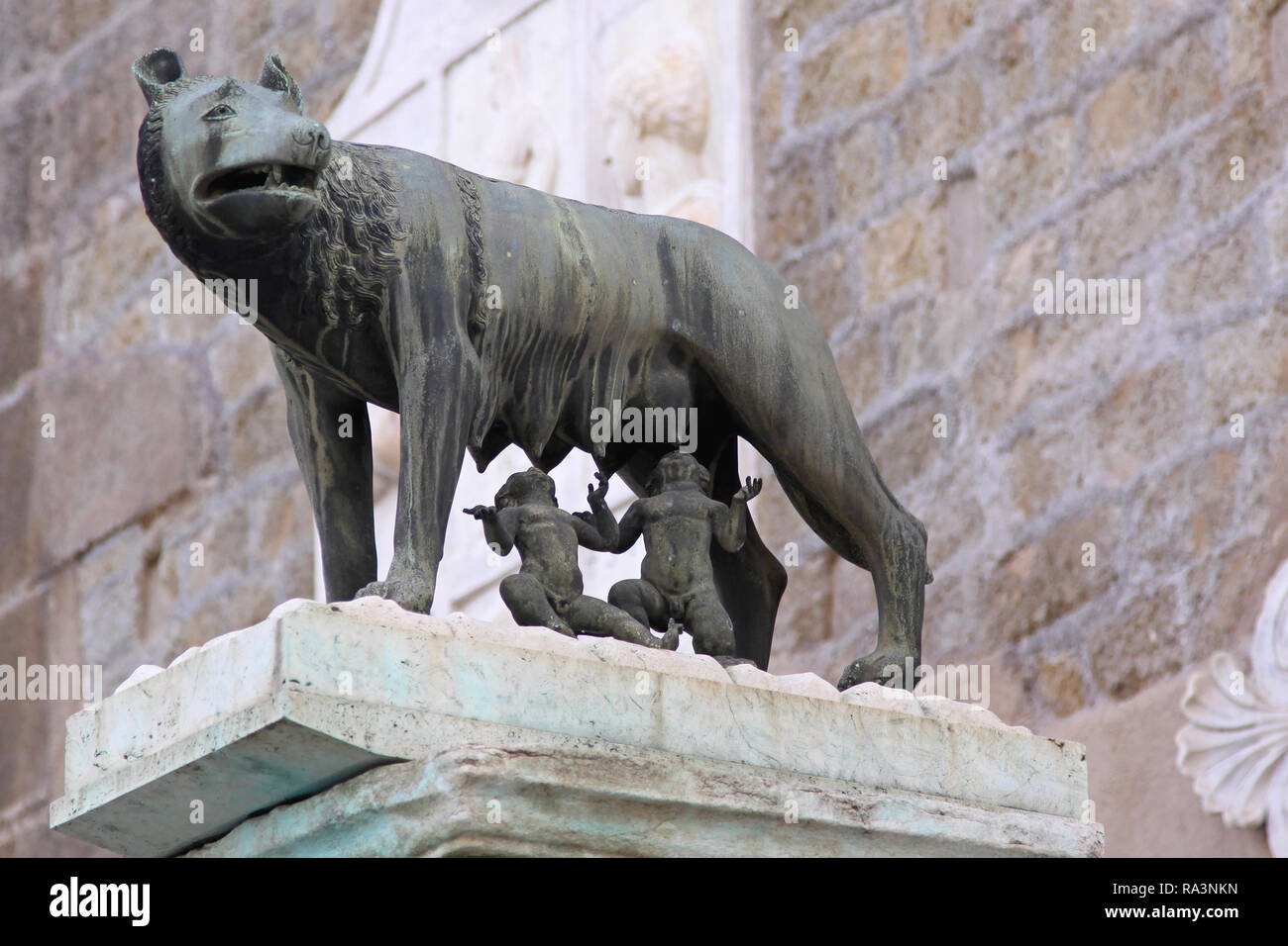 Myth sculpture romulus and remus rome hi-res stock photography and ...