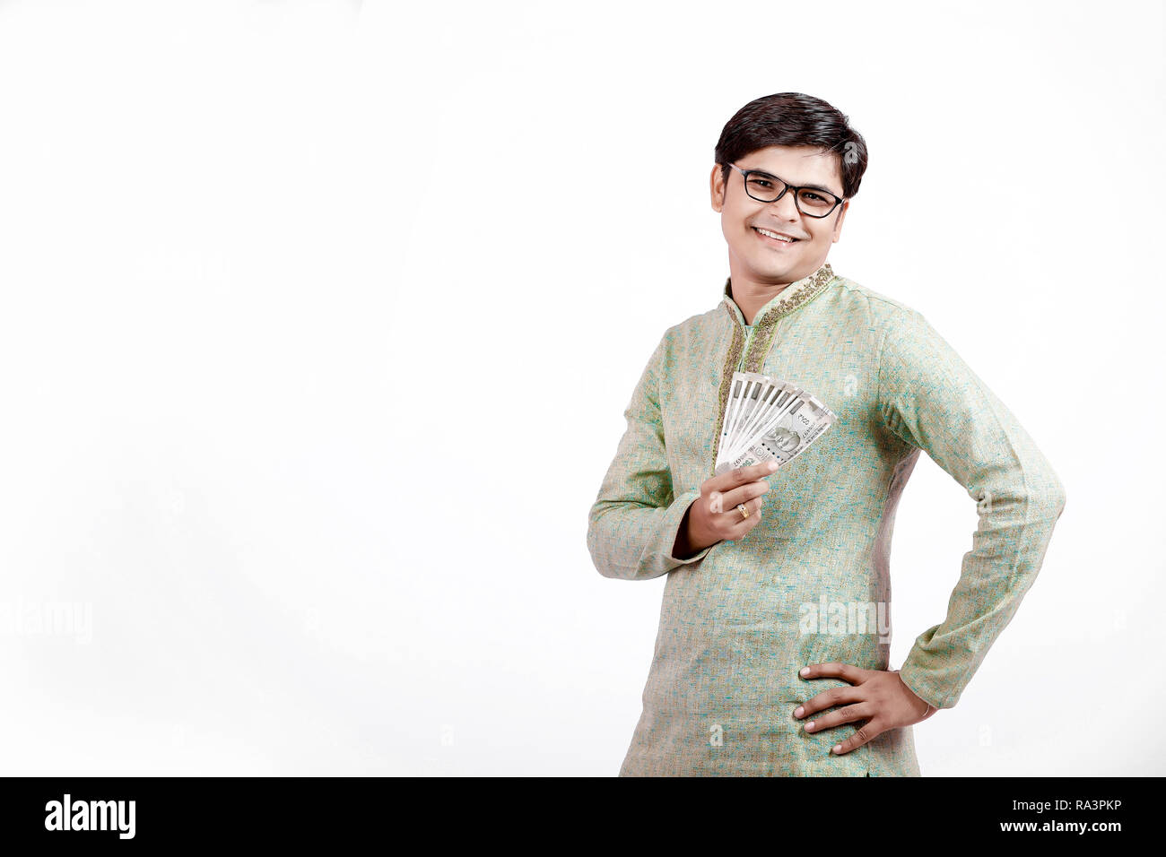 Indian man holding Indian currency note in hand Stock Photo - Alamy