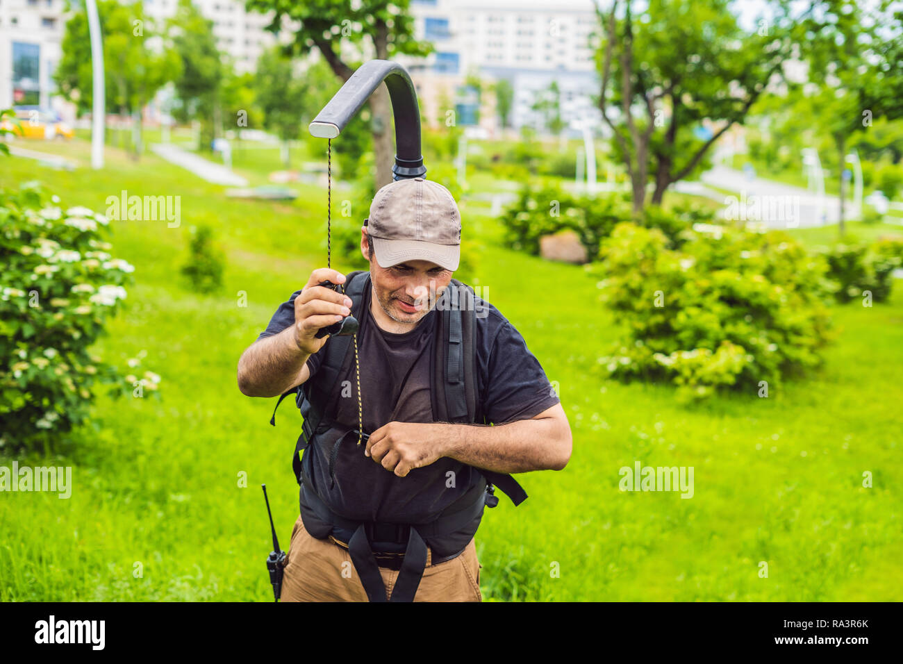 Man setting up camera equipment hi-res stock photography and images - Alamy