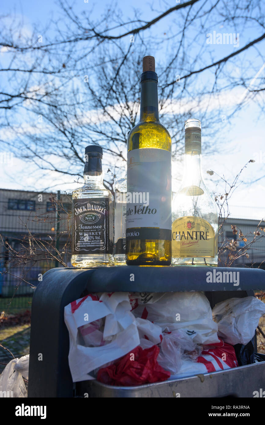 Empty dust bin hi-res stock photography and images - Alamy