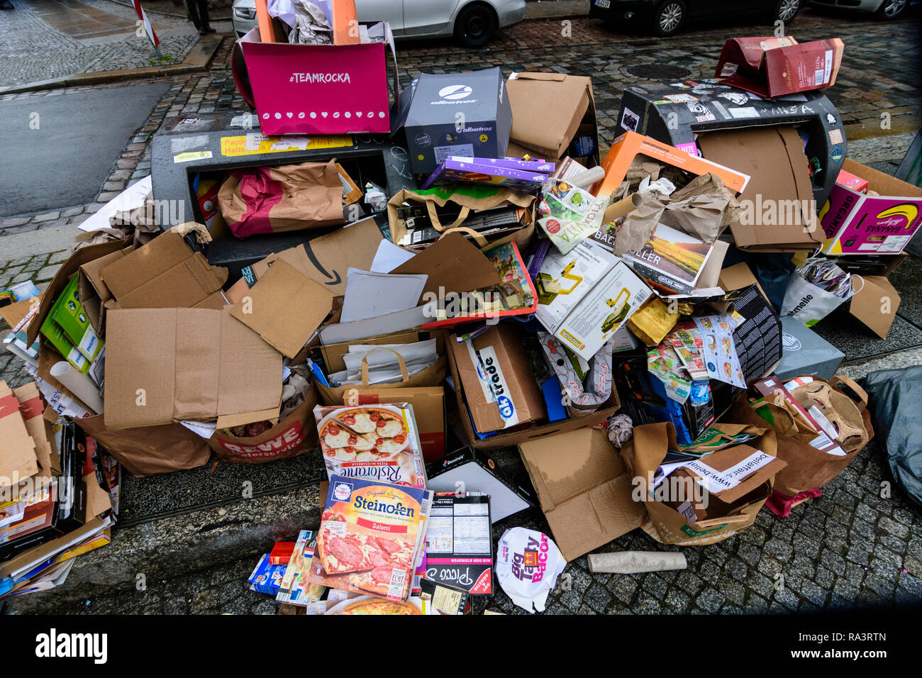 Garbage collectors hi-res stock photography and images - Alamy
