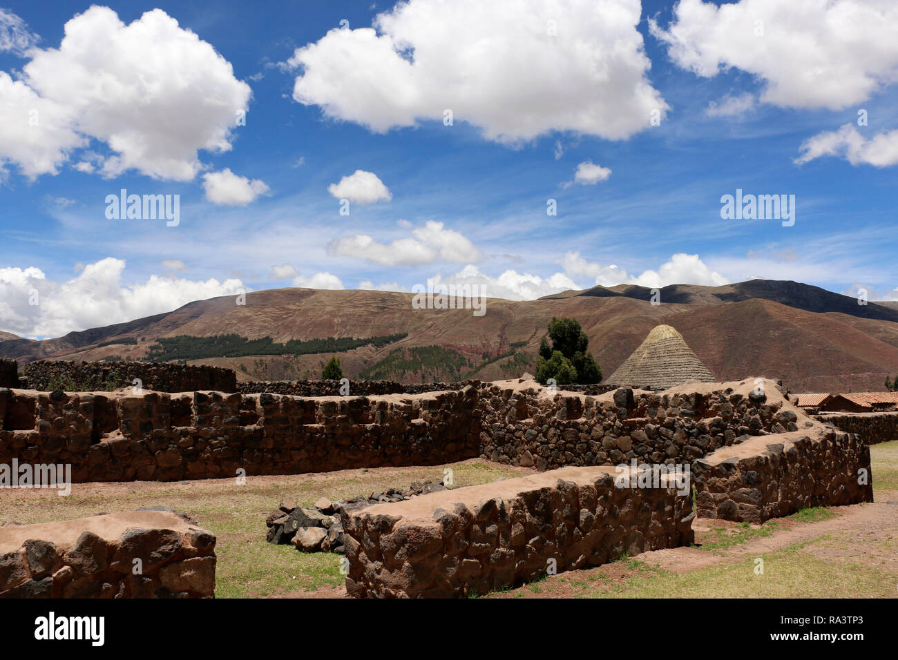 Peru america south inca temple ruin raqchi hi-res stock photography and ...