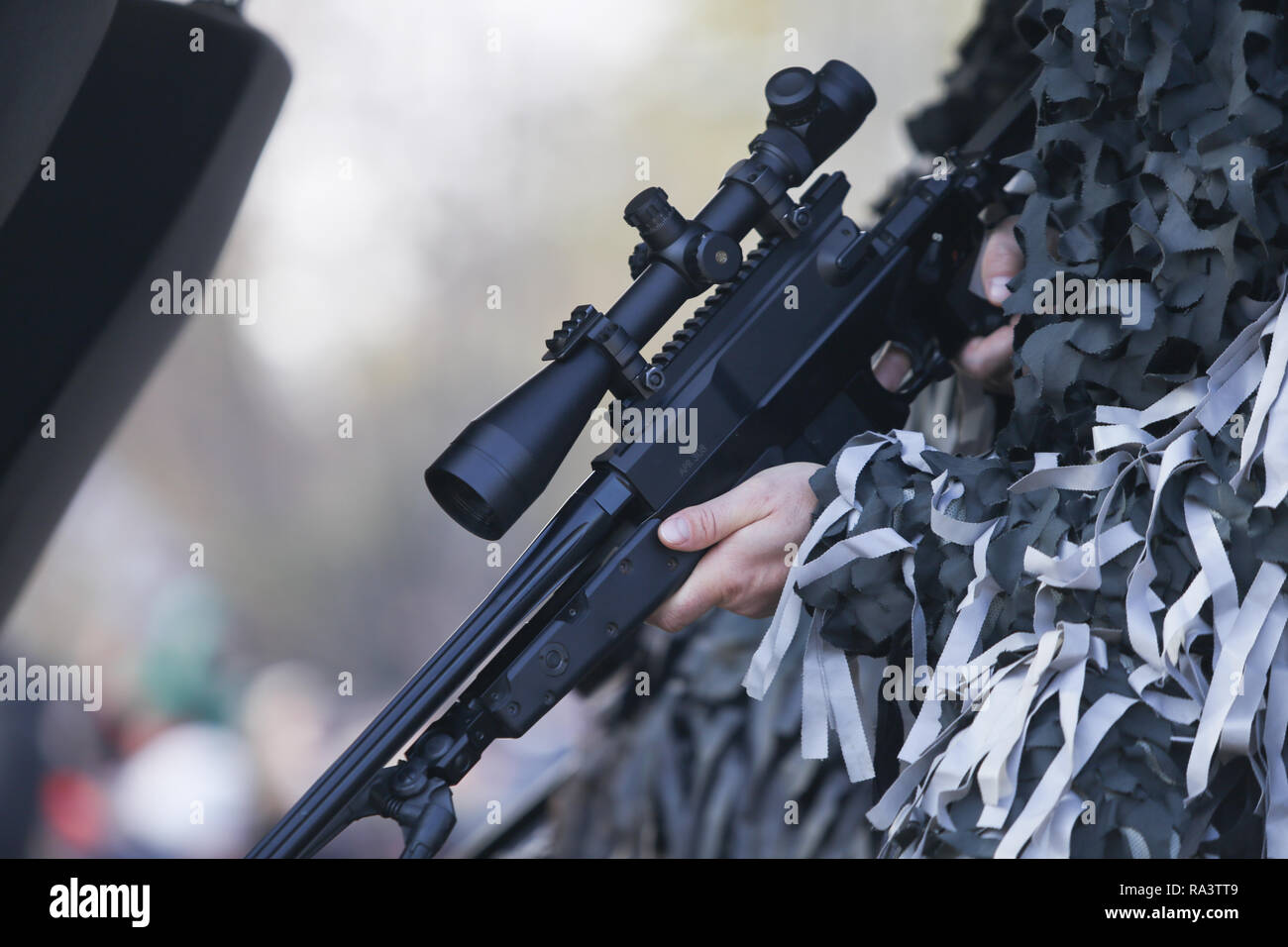 Details with the hands of an army sniper holding his rifle Stock Photo ...