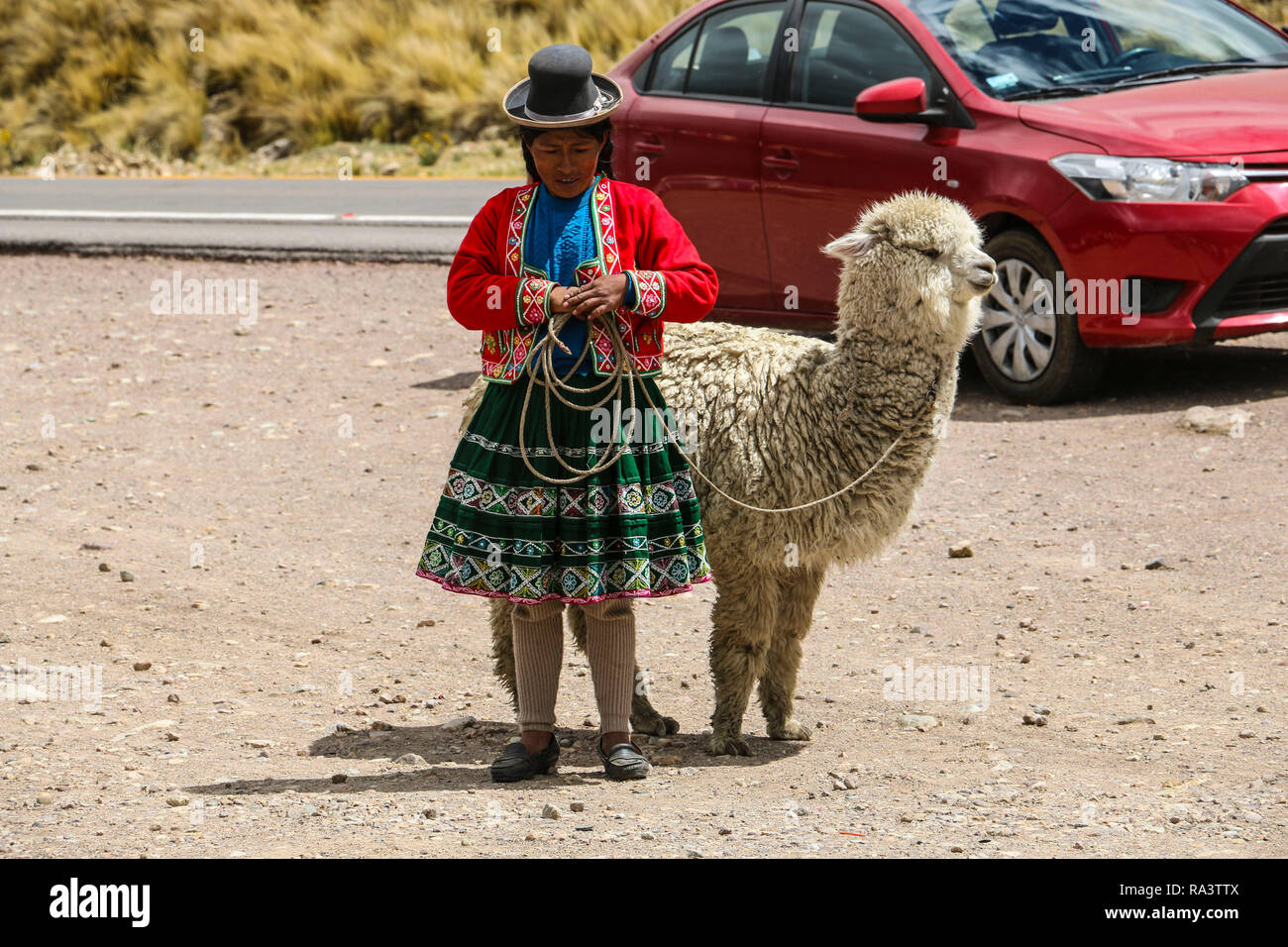 Peruvian indian women in traditional clothes hi-res stock photography ...