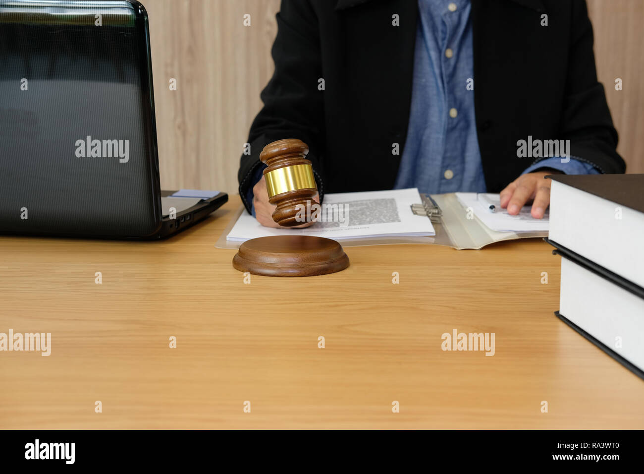 Judge gavel hitting hi-res stock photography and images - Alamy