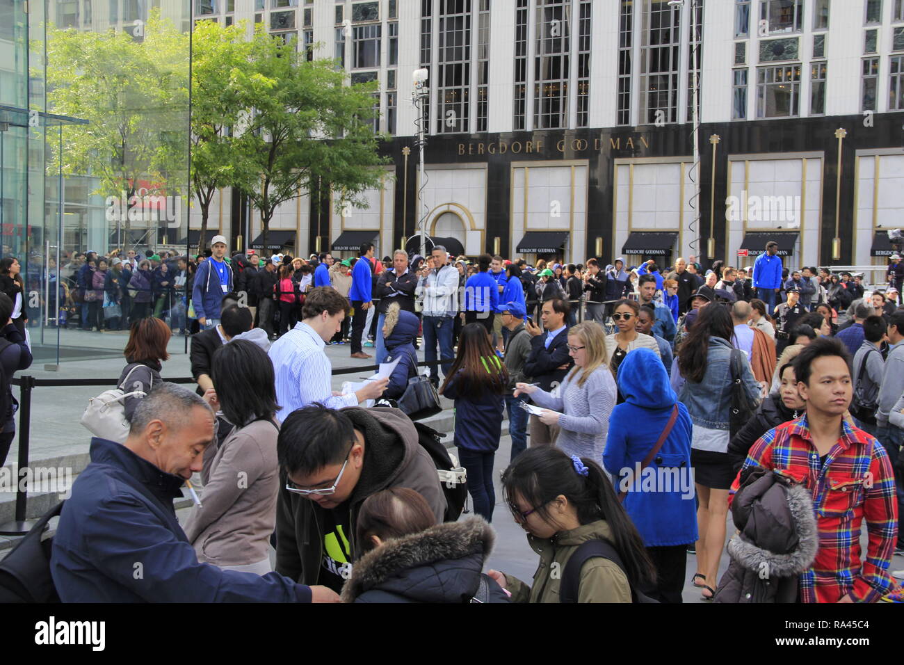 Line of people waiting outside of the Fifth Avenue Apple Store to ...